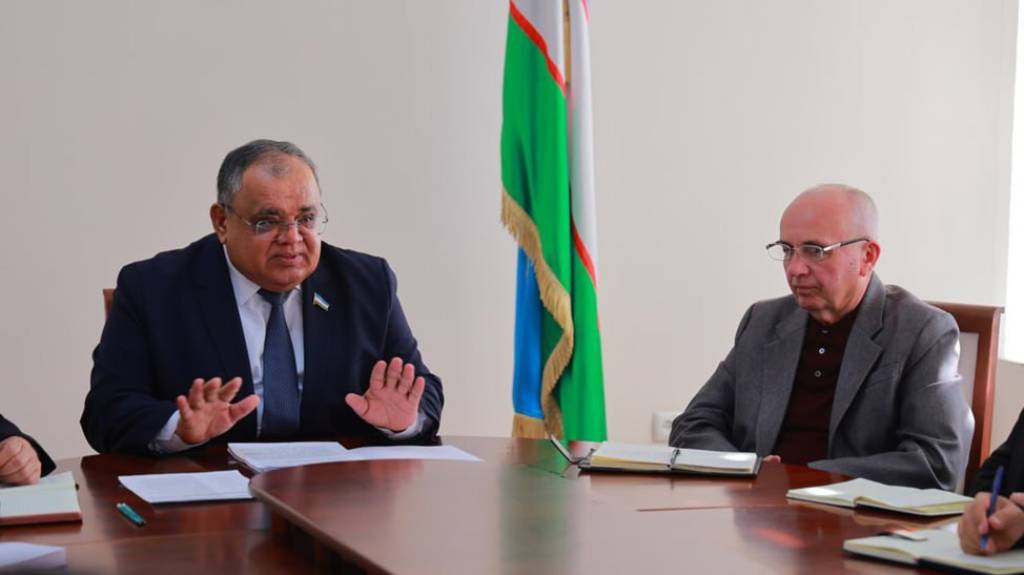 Senatorlar tomonidan qonunlar mazmun-mohiyati tushuntirilmoqda