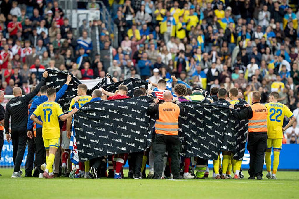 Daniya terma jamoasi shifokori Morten Boesen Kristian Eriksenning ...